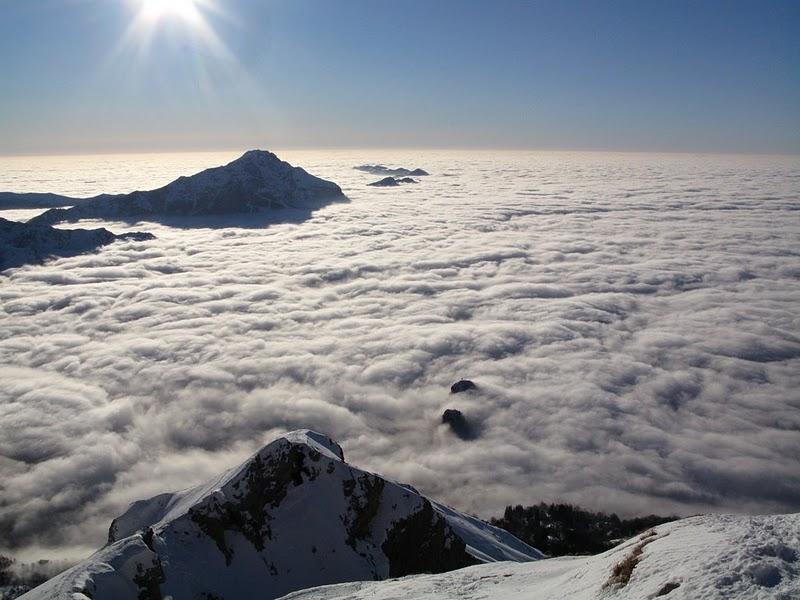 Grignetta 2187m "Canale Caimi"sole sopra le nuvole
